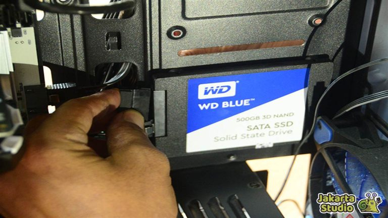 Cara Memasang Hardisk atau SSD SATA pada PC dan Laptop