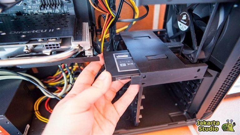 Cara Memasang Hardisk atau SSD SATA pada PC dan Laptop