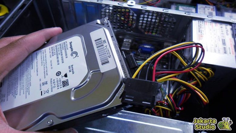 Cara Memasang Hardisk atau SSD SATA pada PC dan Laptop