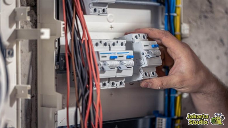 MCB 3 Phase: Pengertian, Ukuran, Rumus, dan Cara Menghitungnya