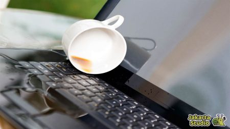 7 Hal yang Harus Kamu Lakukan Jika Laptop Terkena Air