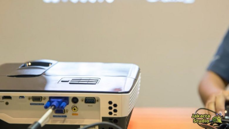 Cara Menghubungkan Laptop ke Proyektor Menggunakan Kabel